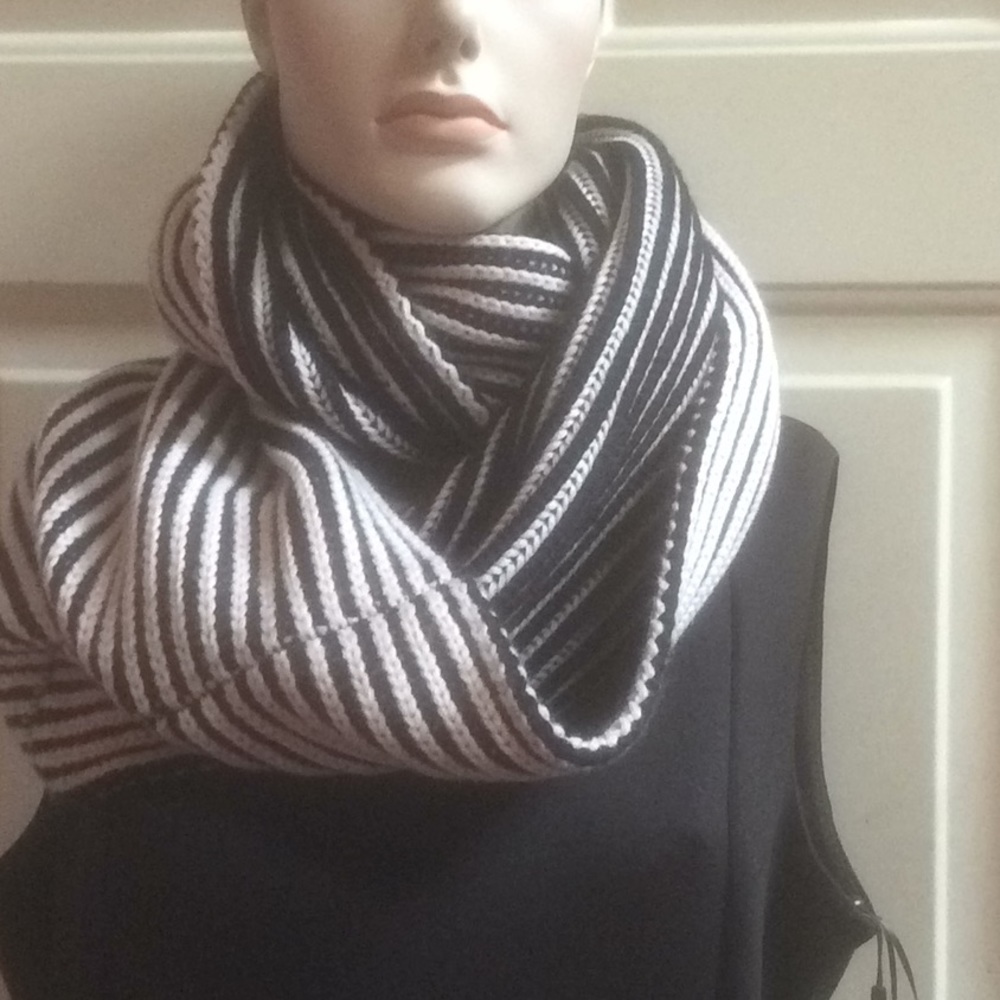 Kate Spade Infinity Black&White Acrylic Scarf - Gem